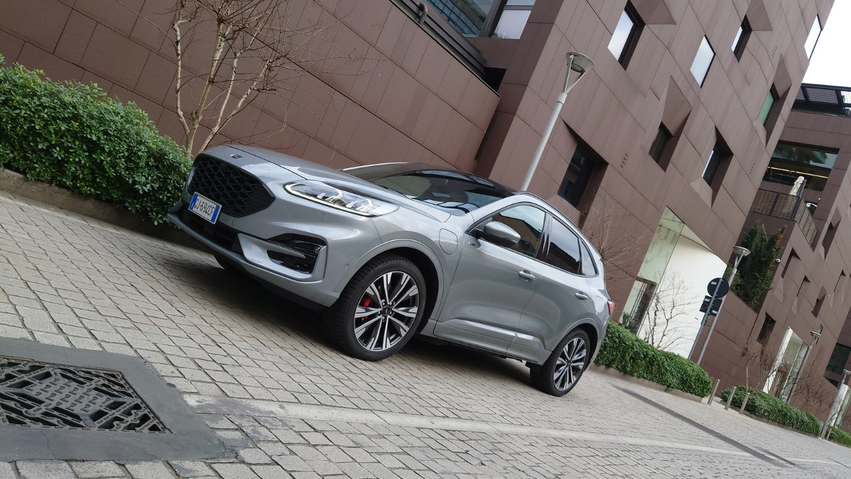 Test drive Ford Kuga PHEV, ecco perché è l'ibrida alla spina più amata