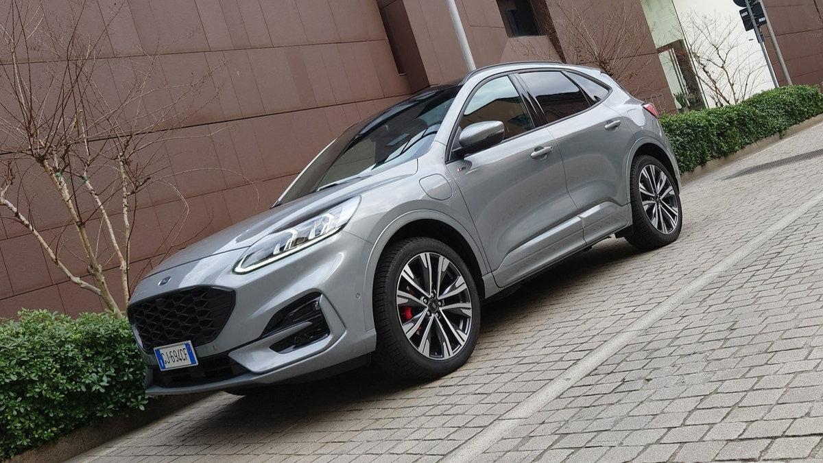 Test drive Ford Kuga PHEV, ecco perché è l'ibrida alla spina più amata